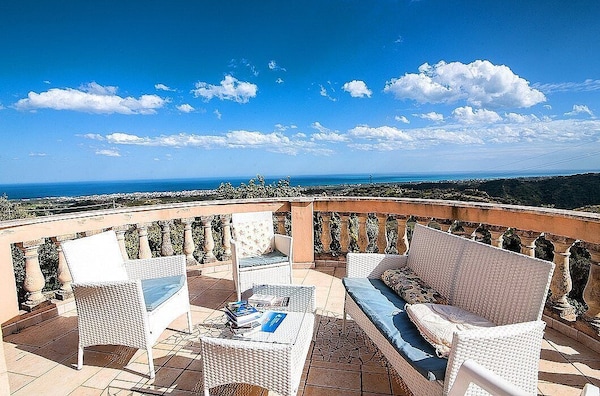 Villa Rondinella: Un'elegante Villa Su Tre Piani Situata In Una Zona Tranquilla A Pochi Minuti Dal Centro. - Siderno