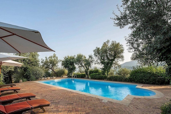 Villa Tarcisia: Una Encantadora Villa Histórica En Tres Plantas Creada A Partir De Una Antigua Atalaya. - Positano
