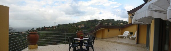 Villa Floriana B: An Elegant And Welcoming Apartment Immersed In A Splendid Landscape, In The Heart Of A Wonderful Little Town, With Free Wi-fi. - 皮斯托亞