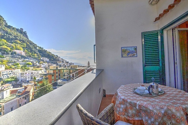 Casa Macrina A: A Cheerful Apartment In A Quiet Position, Situated At A Short Distance From The Cathedral Of Amalfi, With Free Wi-fi. - 아말피