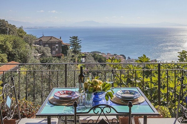Villa Albarosa A: Un Appartement éLégant Et Confortable Construit Sur Le Sol En Pente Face à La Mer. - Salerne
