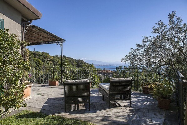 Villa Albarosa B: An Elegant And Welcoming Apartment Built On The Sloping Cliff In Front Of The Sea, With Free Wi-fi. - Salerno