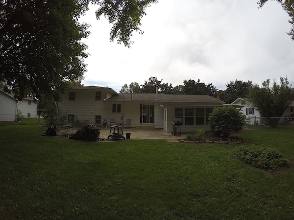 1 Block To Lambeau Stadium & Titletown District. 6 Parking Spots. 4 Bedrooms - 格林貝