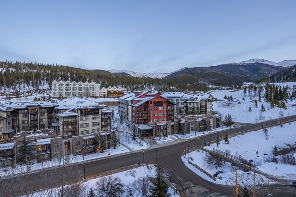 Spacious, Modern Penthouse Condo W/access To Shared Hot Tub. Ski In & Ski Out - Winter Park, CO