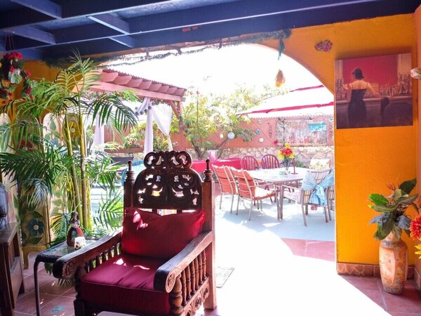 Nice Cozy Yet Spacious Home With Very A Large Rustic Feel Back-yard. - El Paso, TX