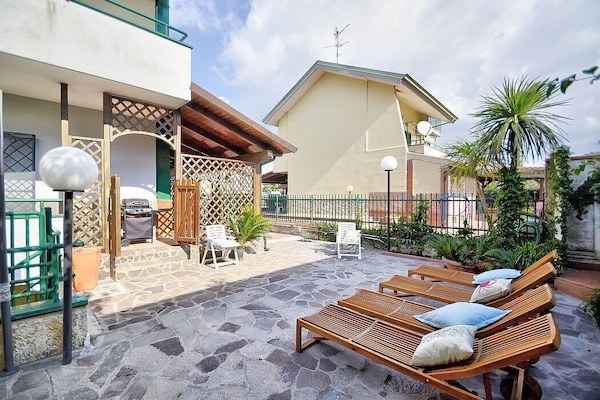 Villa Il Nocchiero: A Welcoming Three-story Independent House Situated At A Short Distance From The Beach, With Free Wi-fi. - Paestum