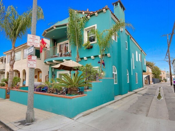 Large 4 Bedroom  At The  Beach With Rooftop Patio And Jacuzzi. Sleeps 10 - Long Beach, CA