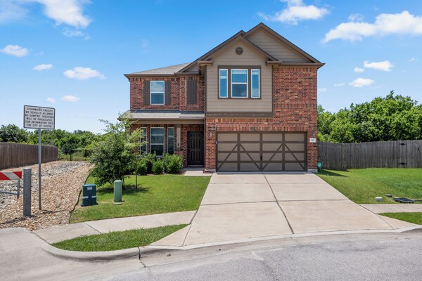 Spacious ~3000 Sq Ft Home W\/ Private Greenspace Yard - Pflugerville, TX