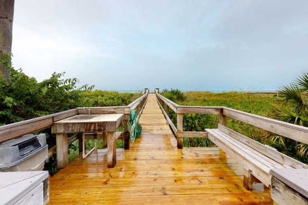 Beach Front 2/3 Bedroom Condo On Cocoa Beach By The Pier > Oct 4th - 11th Only - Cape Canaveral, FL