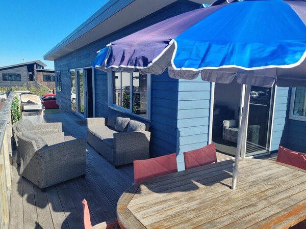 Stunning Modern Beach House 5 Minutes Walk From The Beach - Waihi Beach