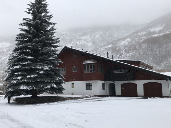 Beautiful Vail Home-close To Free Vail Bus, Skiing And Golf! - Vail, CO