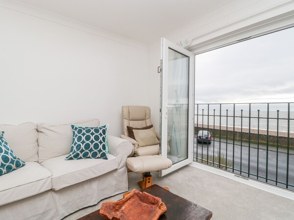 14 Lyme Mews, Pet Friendly, With A Garden In Seaton, Devon - Beer