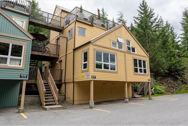 Cozy Whistler Retreat 2bd Loft,  Ski/bike In/out Steps To Gondola! - Whistler