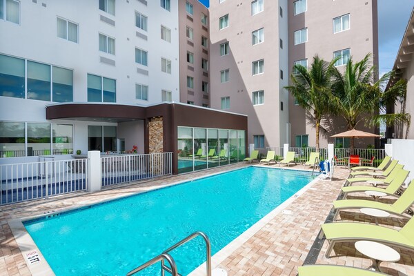 Miaへの無料エアポートシャトル付きのスタジオ|無料の朝食+プールアクセス - Miami, FL