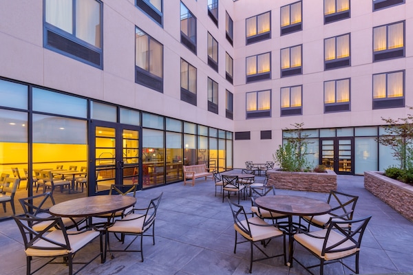 Suite Near Downtown | Breakfast, And Pool Access! - Bellevue, WA