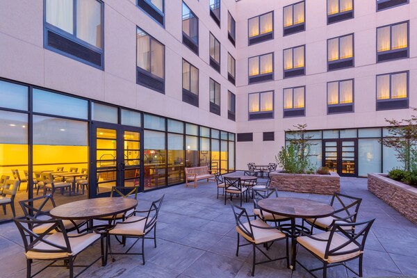 Queen Studio Near Downtown | Breakfast, And Pool Access! - Shoreline, WA