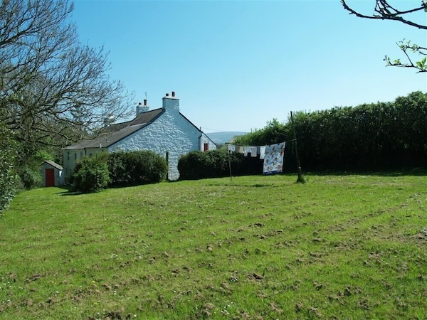 Dinas Island Cottage, Pet Friendly, With Open Fire In Dinas Cross - Fishguard