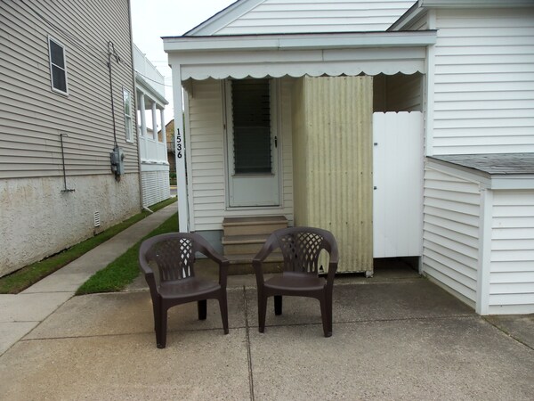 Centrally Located Near Downtown Shopping And Restaurants And Just A Short Walk To The Beach And Boardwalk.   Large Rear Parking Pad For 4 Cars, Picnic Table And A Fun Basketball Net In Back Too! - Ocean City, NJ