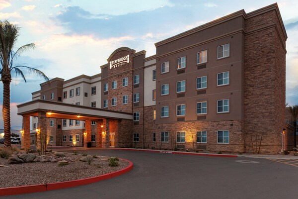 Free Breakfast. Outdoor Pool, Hot Tub, Gym. Enjoy The Best Of Phoenix! - Gilbert, AZ