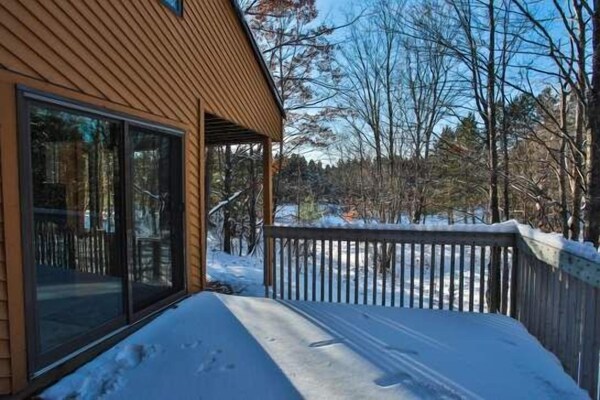 Comfy 2 Bedroom, 2 Bath Condo #110 @ Trout Creek, Kitchen, Fireplace-by Heated Pools, Hiking Trails. - Petoskey, MI