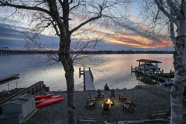 Newly Updated: Lake Views, Firepit, Kayaks, Boat Dock, 2 Dogs Ok - Appleton, WI
