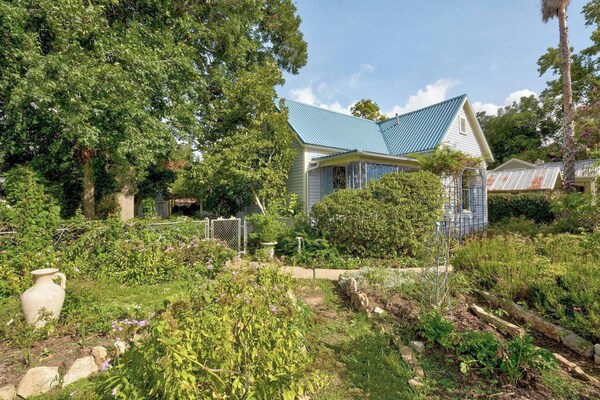 Short Cottage - Smithville, TX
