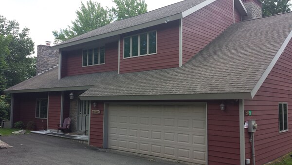 4000 Sq. Ft. With Extra Large Brand New Hot Tub. Directly Across From Ski Resort - Hunter, NY