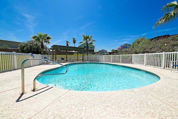 Ground Floor Condo, Assigned Parking, Walk To The Beach. King Bed. - Port Aransas, TX