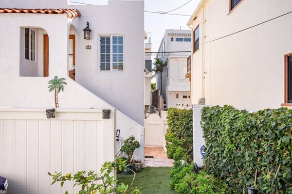 Two Minutes To Beach With Parking - Manhattan Beach, CA