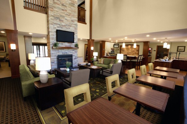 Free Breakfast Buffet. Pool Access. King Suite In A Great Location. - Troy, MI