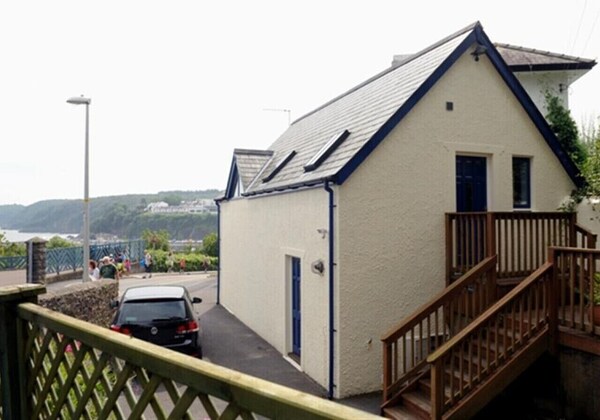 Bosun's Loft - One Bedroom Apartment, Sleeps 4 - Folly Farm Adventure Park and Zoo