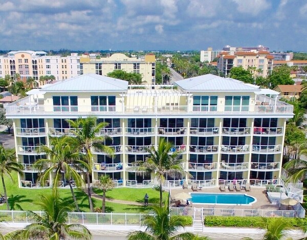 Beachfront Bliss: Relaxation Awaits At Our Seaside Condo - Deerfield Beach, FL