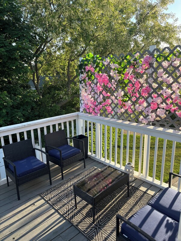 "Serene Retreat Near Jfk: Private Balcony, Yard, And Pool Access" - New York