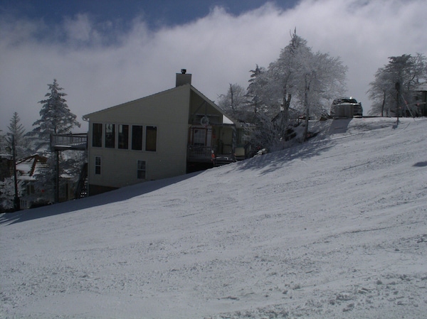 Stort Hus Går Inn På Upper Shawneehaw Slope Fra Dekk - Sugar Mountain, NC