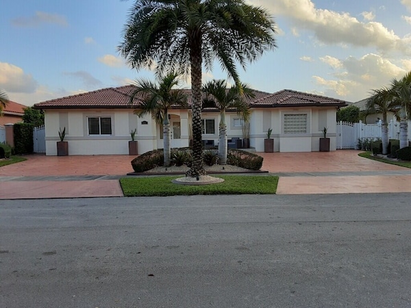4br Luxury Pool Home In Miami Lakes - Fully Equipped For Long Stays - Miramar, FL