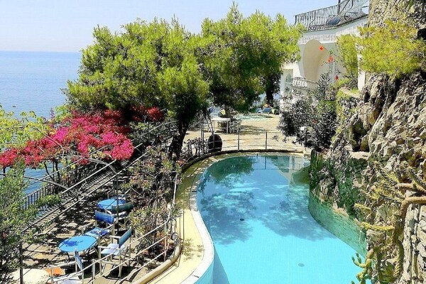 Villa Ermelinda: A Splendid And Luminous Three-story Villa Situated In A Quiet Location, A Few Minutes From The Town Center, With Free Wi-fi. - Positano