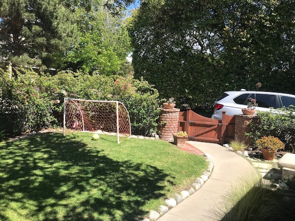 3 Bed 2 Bath Beach Cottage 1750 Sq Ft With  Gardens 15  Minute Walk To The Beach - Los Angeles, CA