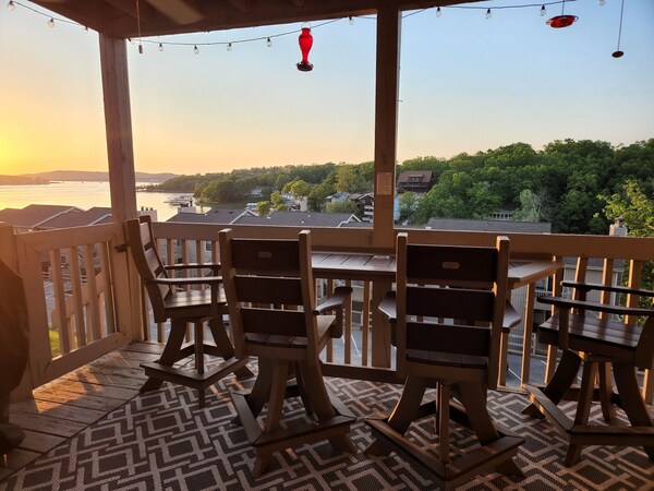Great Location! Updated Condo With Beautiful View Of The Channel & Boat Slip! - Osage Beach, MO