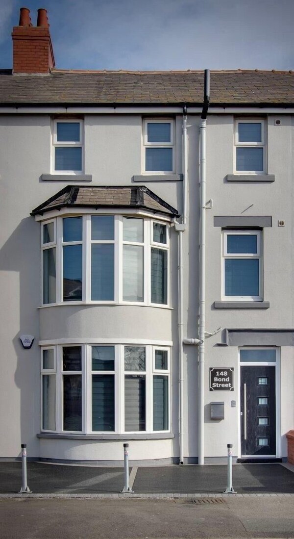 2 Bedrooms Sleeps 7 Near Top Blackpool Attractions - Blackpool