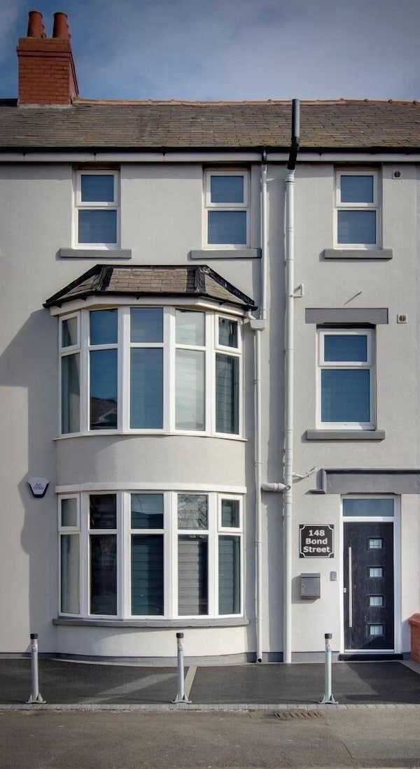 2 Bedrooms Sleeps 6 Near Top Blackpool Attractions - Blackpool