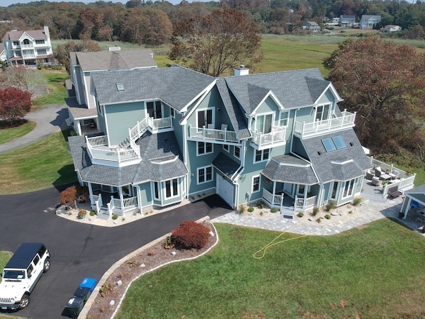 Brand New,  Villa Je Taime, Across The Street From The Beach, Sleeps 6 Adults - Old Saybrook, CT