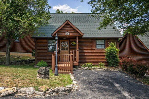 King Bed, Full Kitchen, Fireplace, Wooded Views, Resort Amenities! | A5 - Missouri