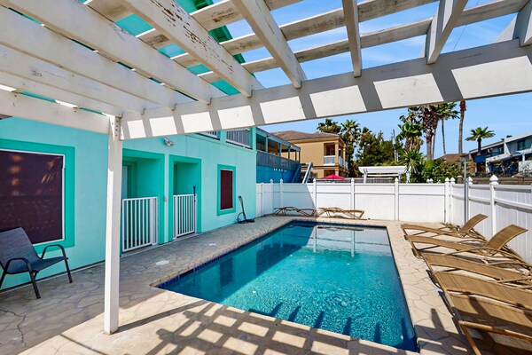 Charming Condo With Shared Grill & Pool - Short Walk To Beach & Dog Friendly - South Padre Island