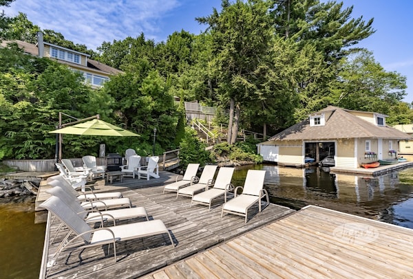 Muskoka Paradise! Spacious & Inviting, Great Deck! Sleeps 16! Hot Tub! Bala! - Ontario