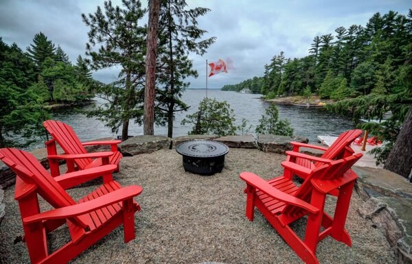 Gorgeous New Build W/ Main Cottage, Guest Cabin, Bunkies & Boathouse! Sunsets! - Gravenhurst