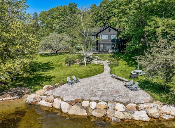 Brand New Build On Rosseau! 6 Beds, 3 Baths! Beach! Electric Car Charging! - Muskoka District Municipality