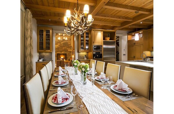 Stunning Chalet In The Heart Of Collingwood! 6 Bed, 5 Bath! 2-acre Property! - Collingwood