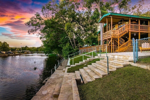 River Front With Amazing Views Large Decks Bbq Pit Fire Pit - New Braunfels, TX