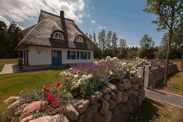 Nouveau Chalet Exclusive De Chaume Avec Cheminée, Sauna Et 3 Chambres - Barth