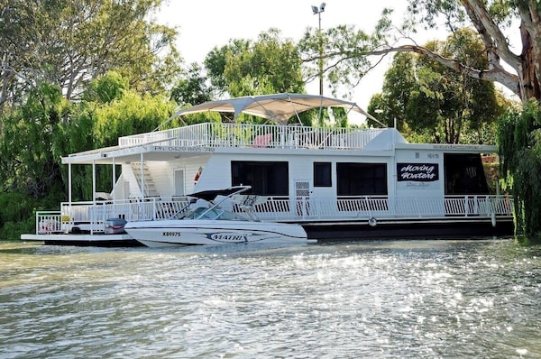 Moving Waters Houseboat -Moored Accommodation - Renmark